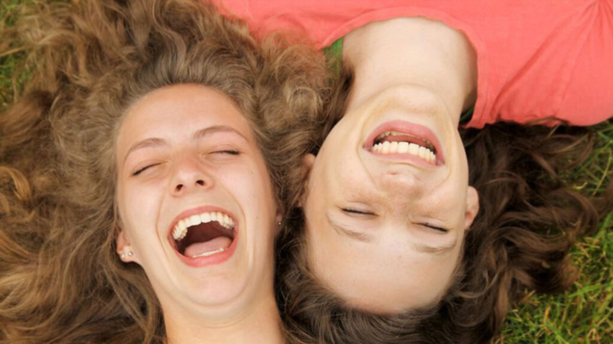 Lachen is gezond – Ontdek 5 tips om vaker te lachen! - Oudersenzo