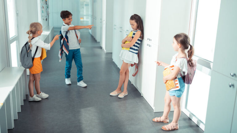 Hoe maak je je kind weerbaar tegen groepsdruk? - Oudersenzo