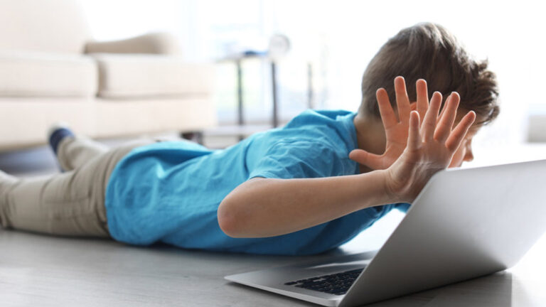 Slachtoffer van cyberpesten. Wat kun je doen? - Oudersenzo